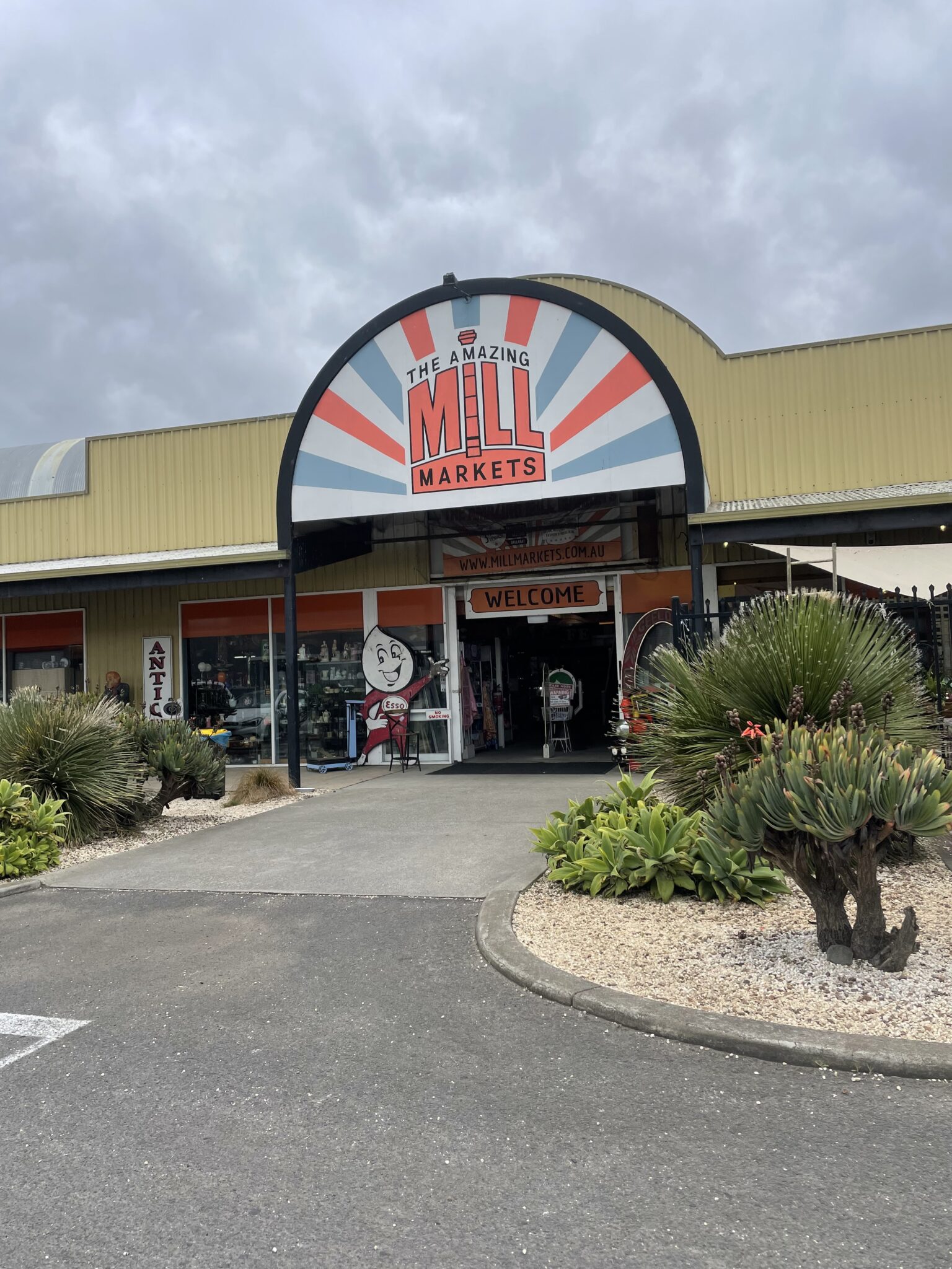 Geelong Vintage Clothing | Collectables | Antiques